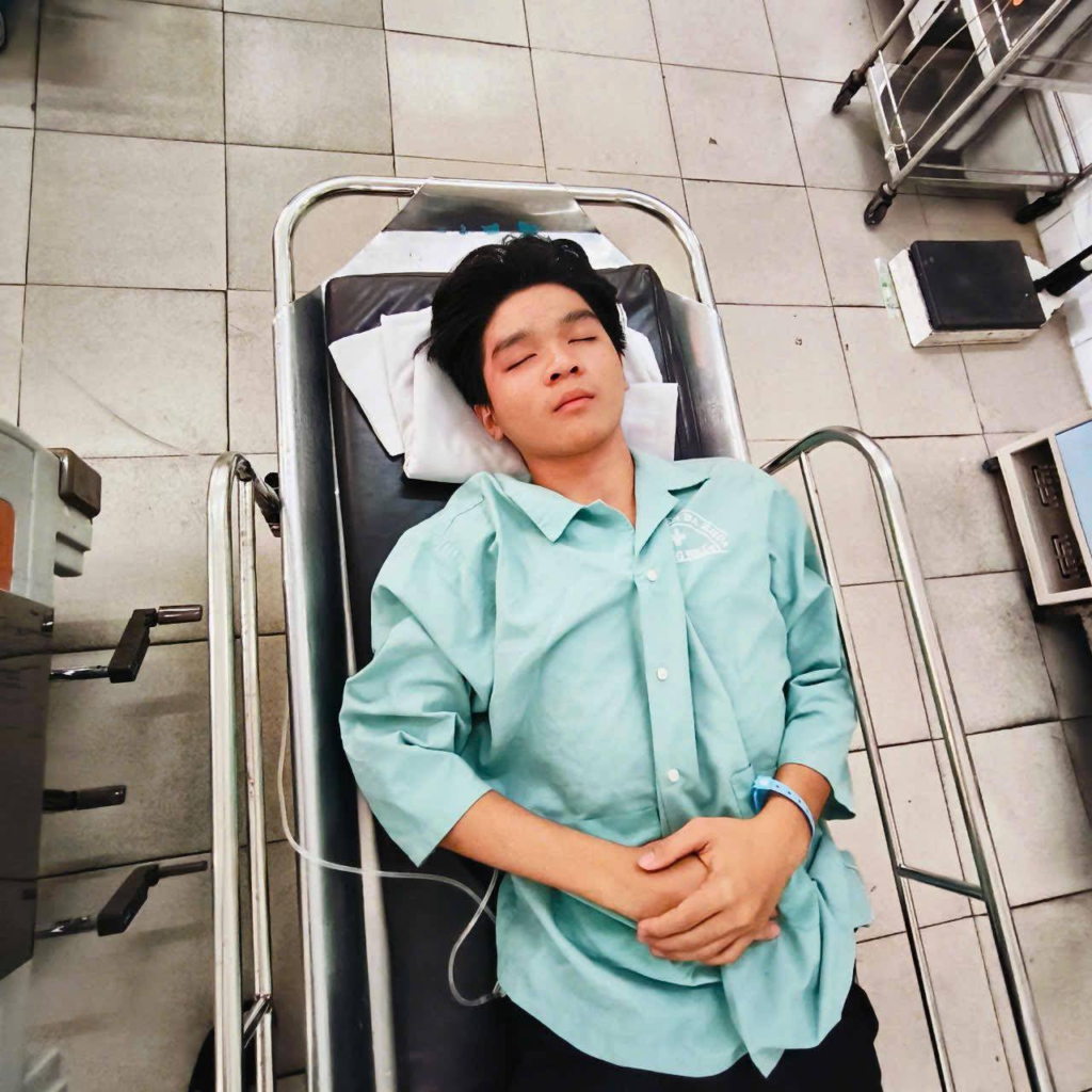 Gần 11h trưa nay nam học sinh bị nho’m dùng hung khí đ@nh tới tấp và ngã xuống đường ở Tân Hòa ...