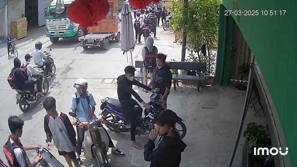 Gần 11h trưa nay nam học sinh bị nho’m dùng hung khí đ@nh tới tấp và ngã xuống đường ở Tân Hòa ...